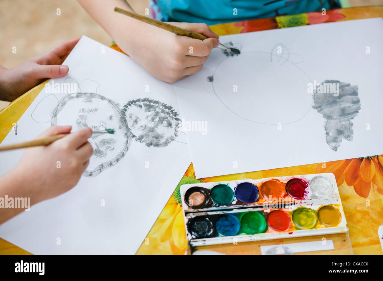 the child is painting method of pointing points Stock Photo - Alamy
