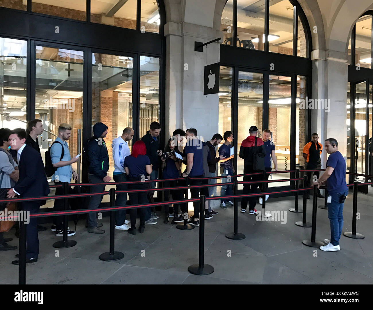 People queue outside the apple store in covent garden hi-res stock ...