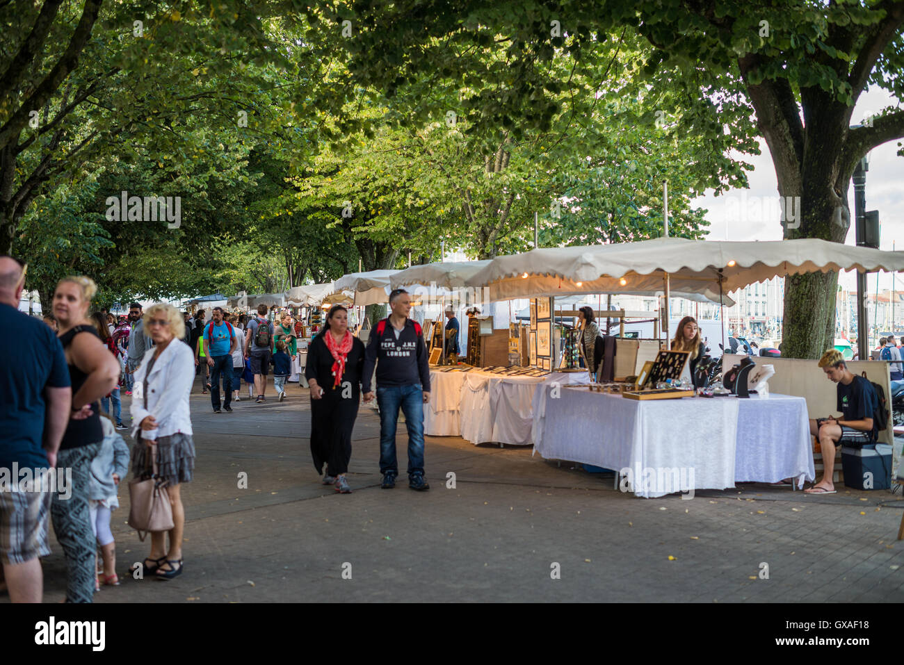 Wooden art easels hi-res stock photography and images - Alamy
