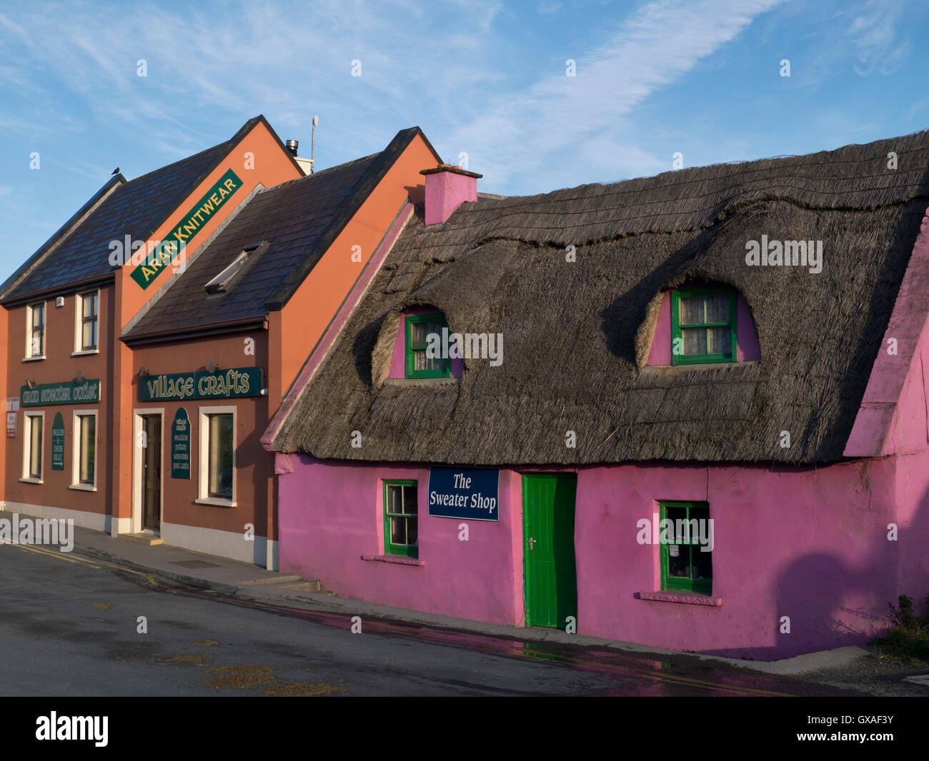 Thatched pink cottage hi-res stock photography and images - Alamy