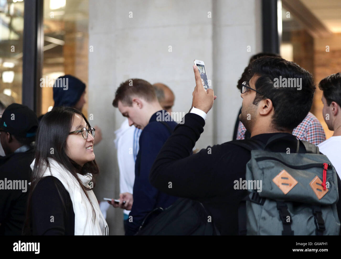 Apple store people queue hi-res stock photography and images - Alamy