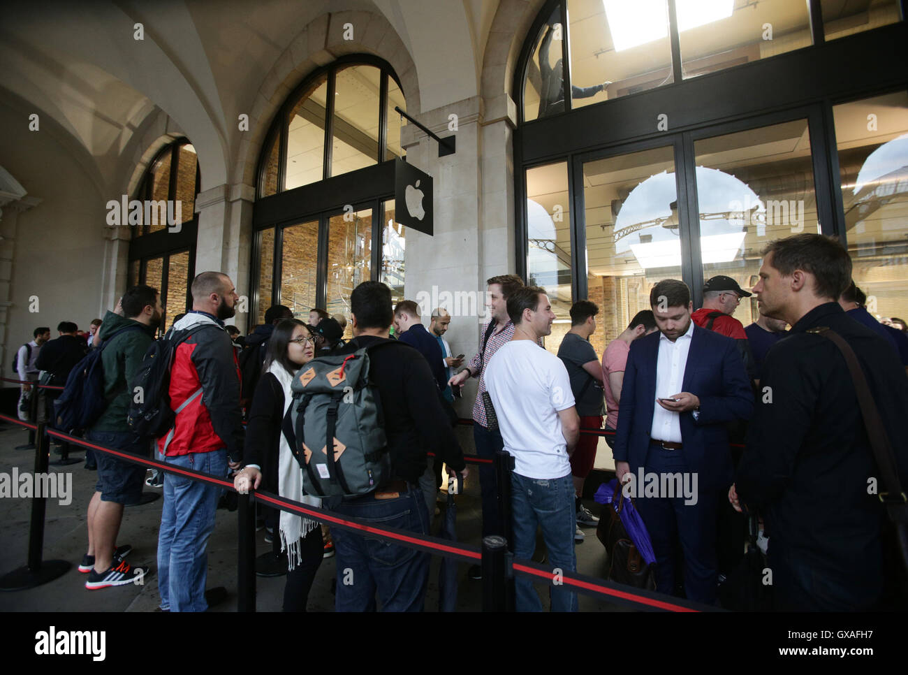 Apple store people queue hi-res stock photography and images - Alamy