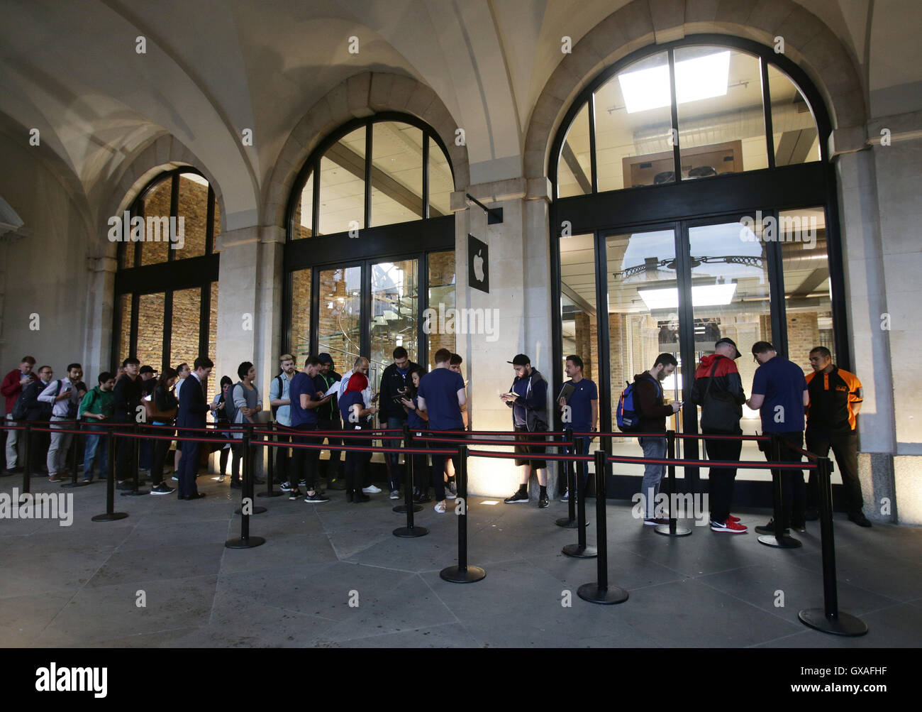 Apple store people queue hi-res stock photography and images - Alamy