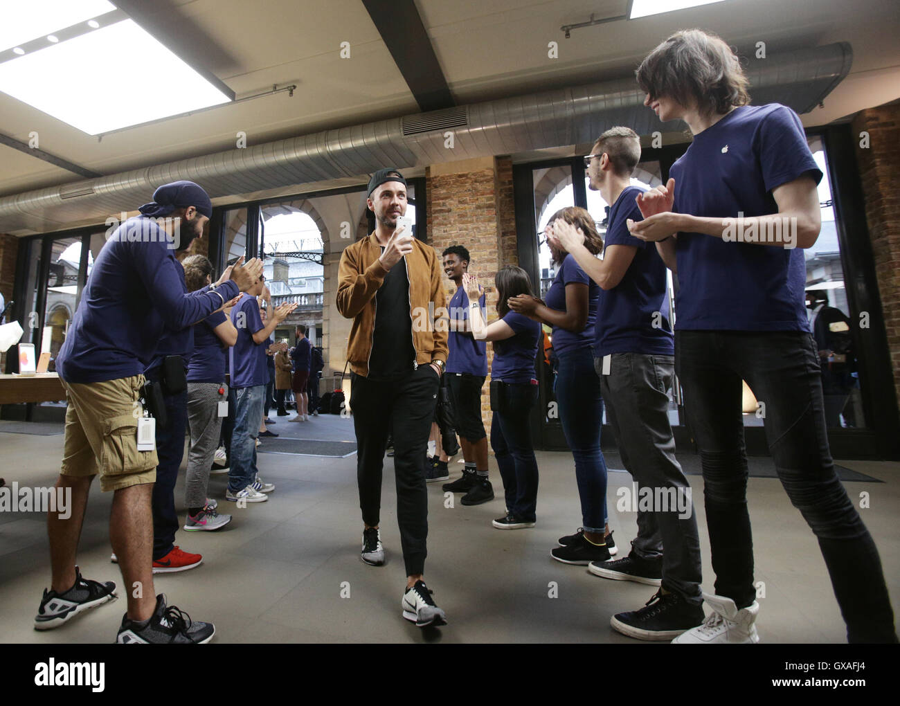 Apple store staff customers hi-res stock photography and images - Alamy