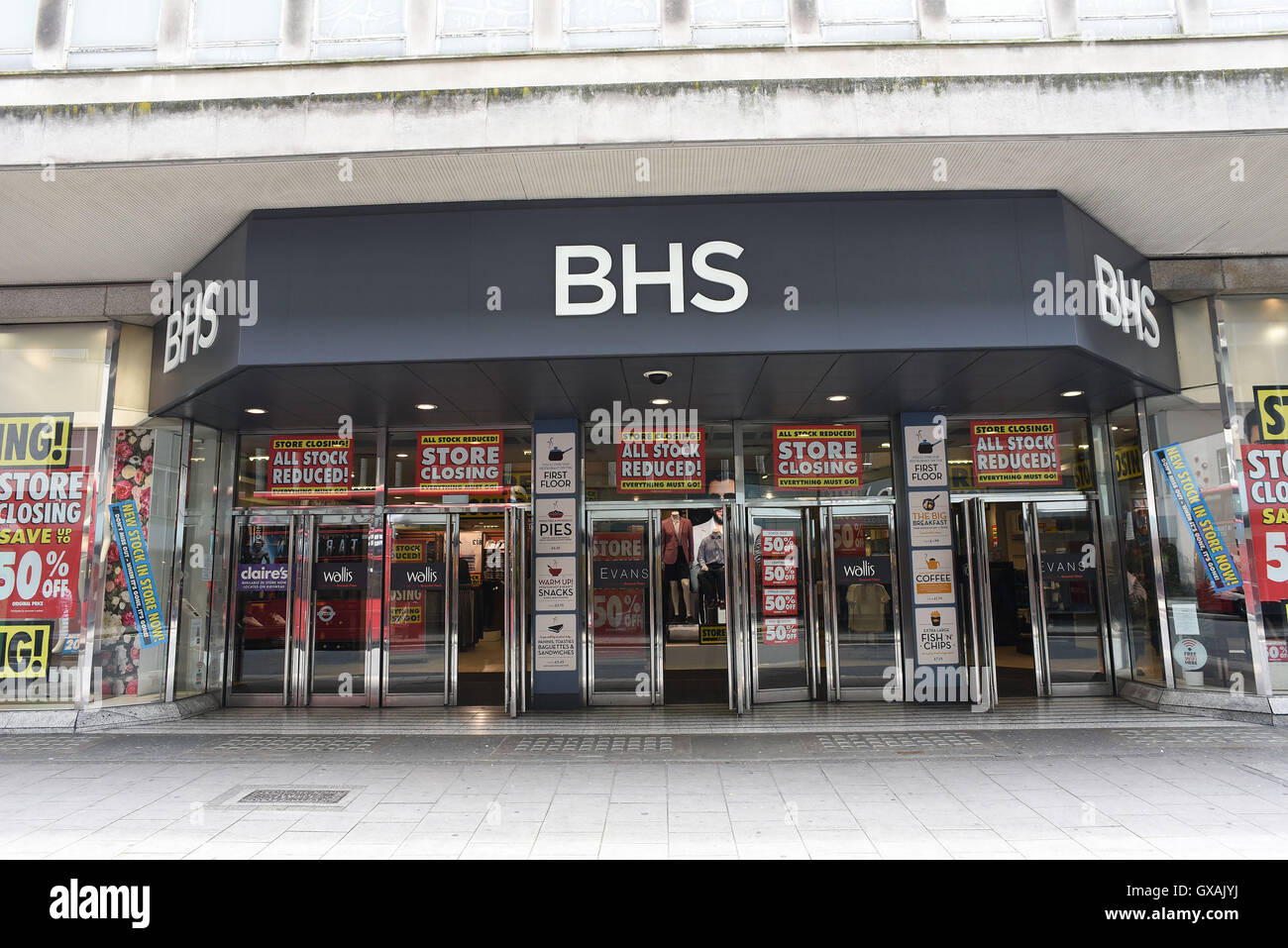 BHS (British Home Stores) in Oxford Street displays closing down signs ...
