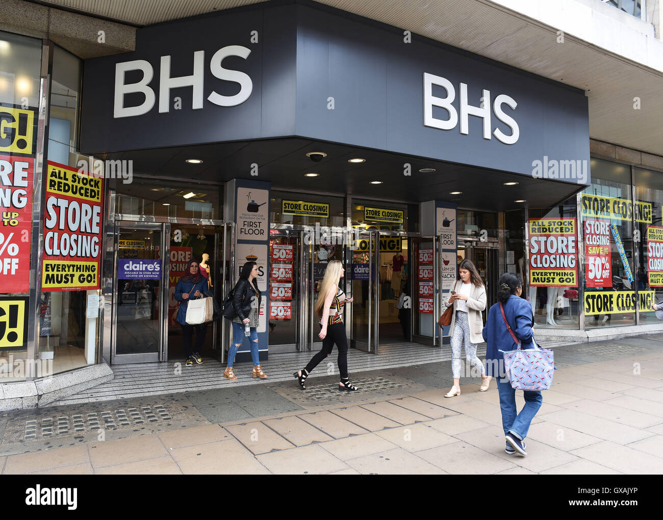 BHS (British Home Stores) in Oxford Street displays closing down signs ...
