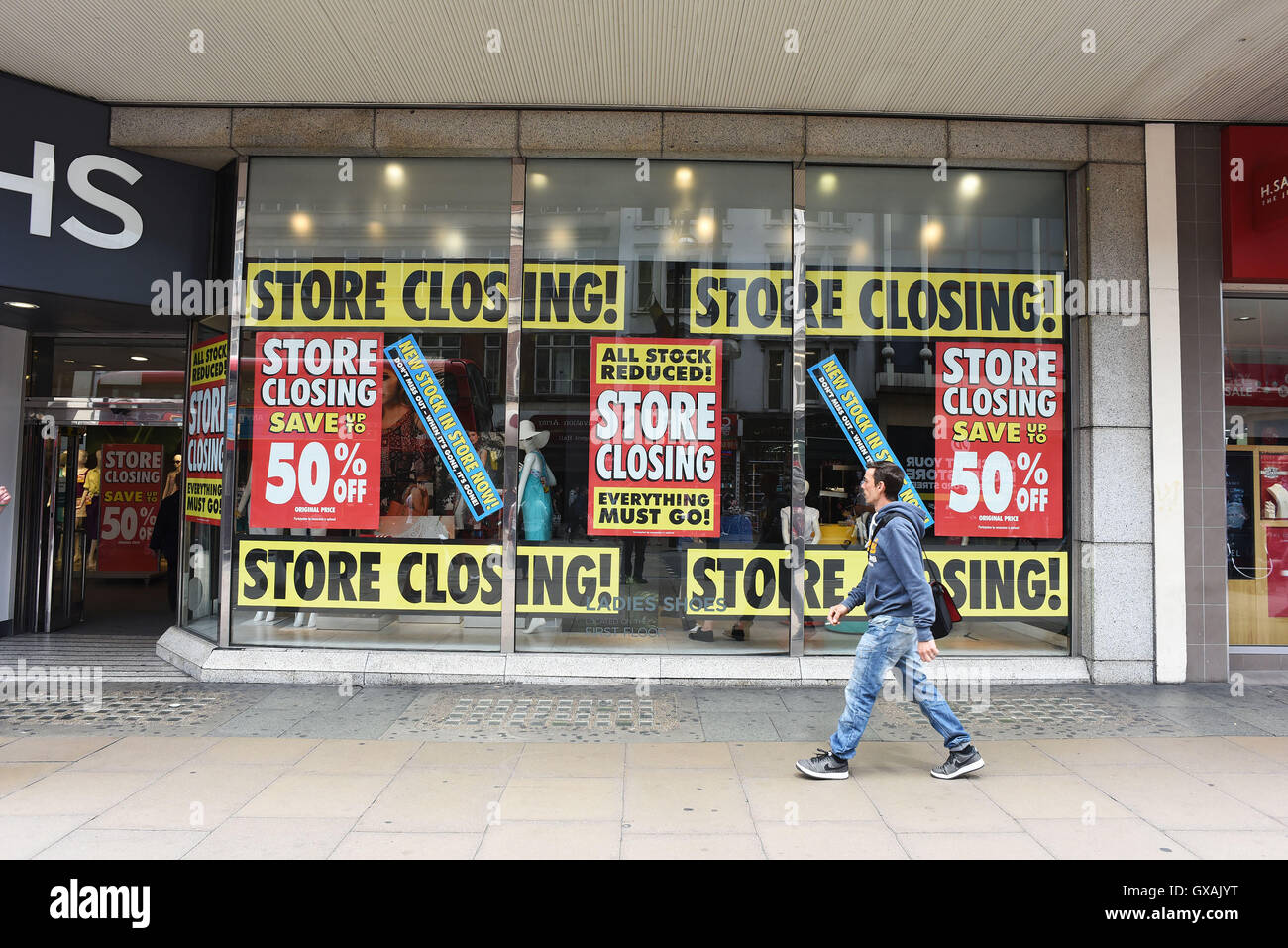 BHS (British Home Stores) in Oxford Street displays closing down signs ...