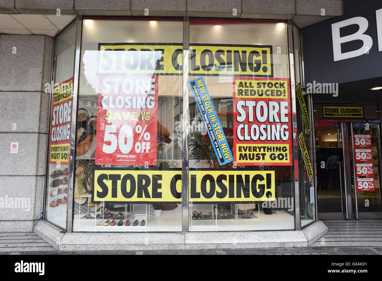 BHS (British Home Stores) in Oxford Street displays closing down signs ...