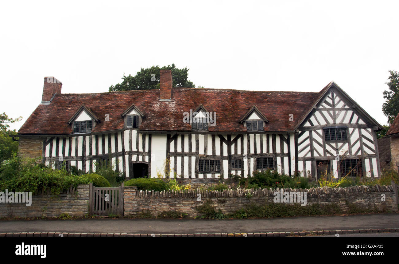 Tudor farm building hi-res stock photography and images - Alamy