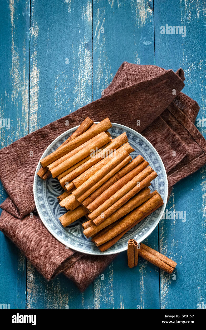 Cinnamon spice on wood hi-res stock photography and images - Alamy