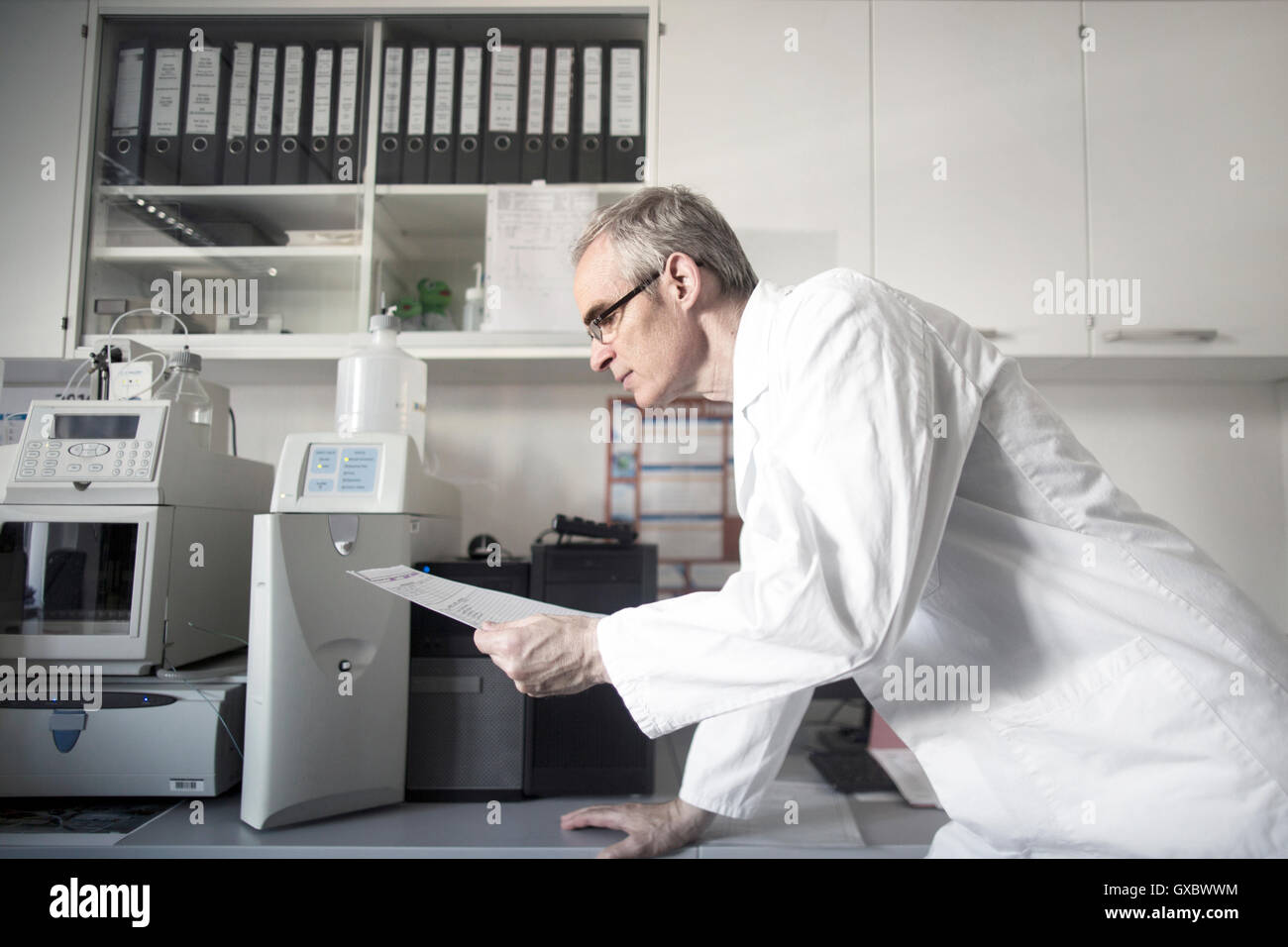 Meteorologist hi-res stock photography and images - Alamy