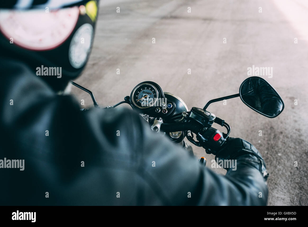Over shoulder view of male motorcyclist on motorcycle Stock Photo - Alamy