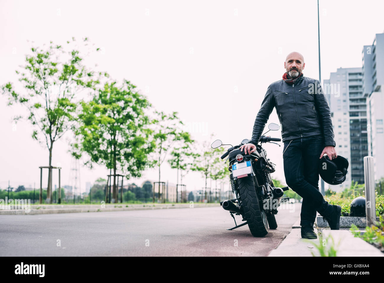 Man leaning against motorcycle hi-res stock photography and images - Alamy