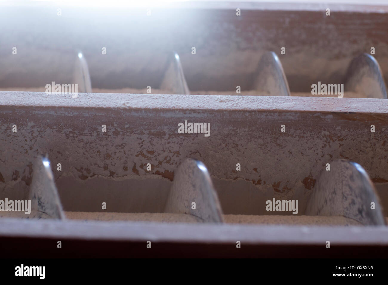 Dust with flour hi-res stock photography and images - Alamy