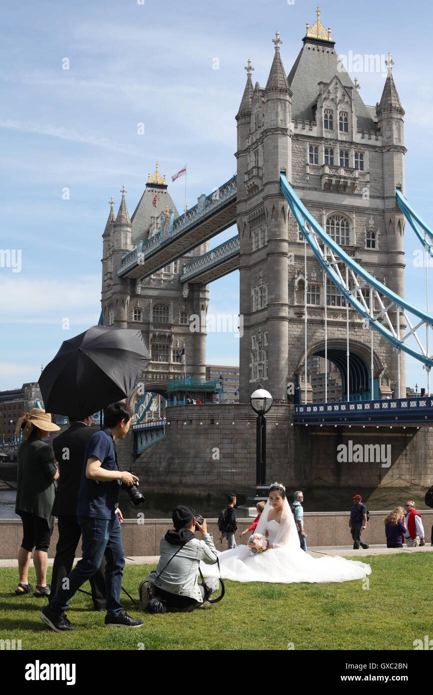 Photoshoot of Bride in front of Tower Bridge Where: London, United ...