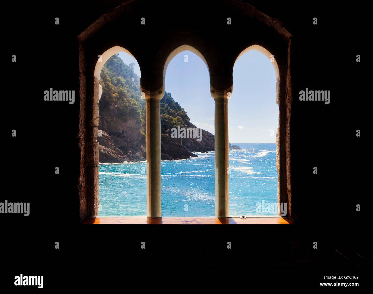 Medieval mullioned window hi-res stock photography and images - Alamy