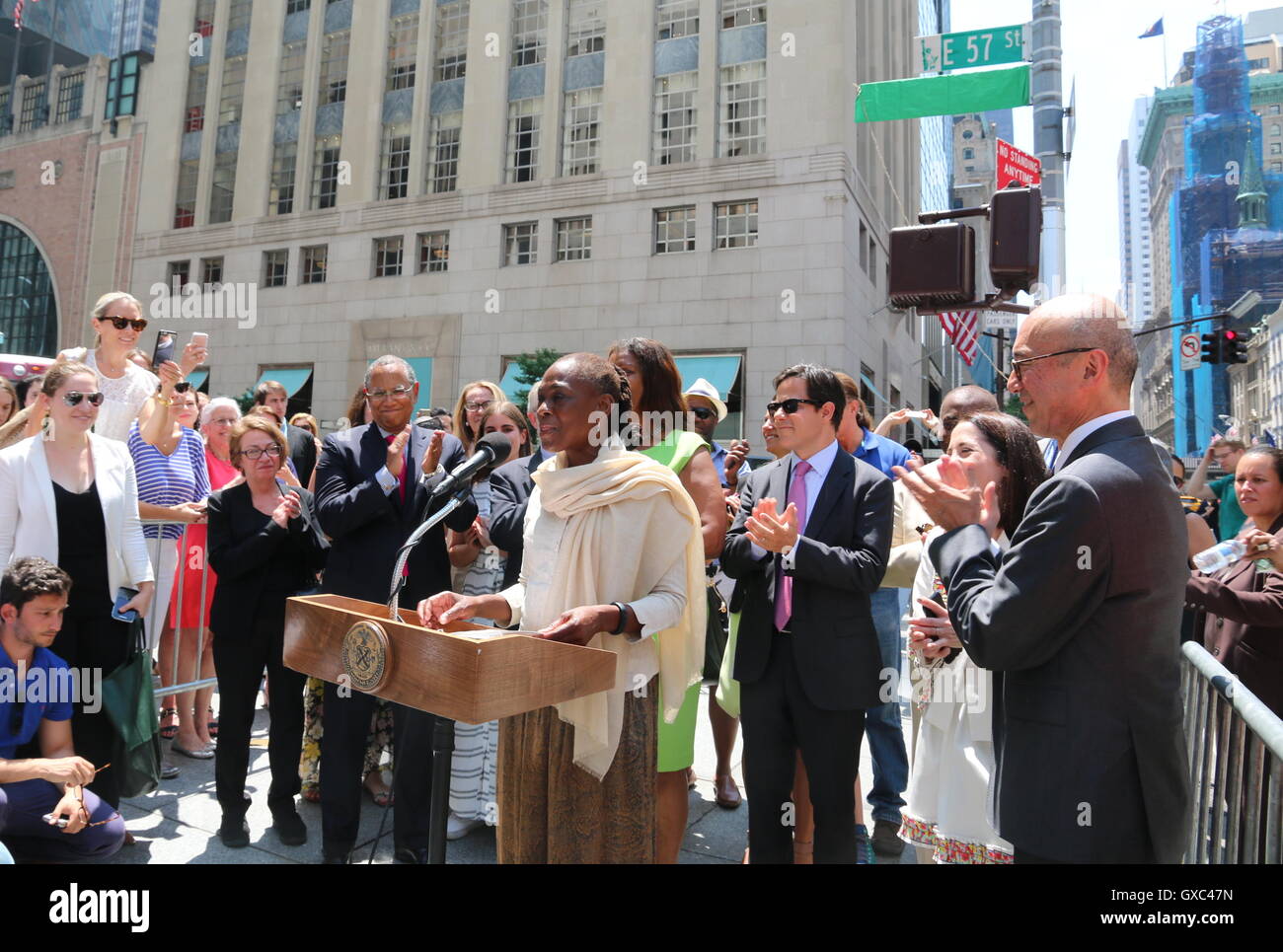 New York City honors photographer Bill Cunningham by naming a street ...