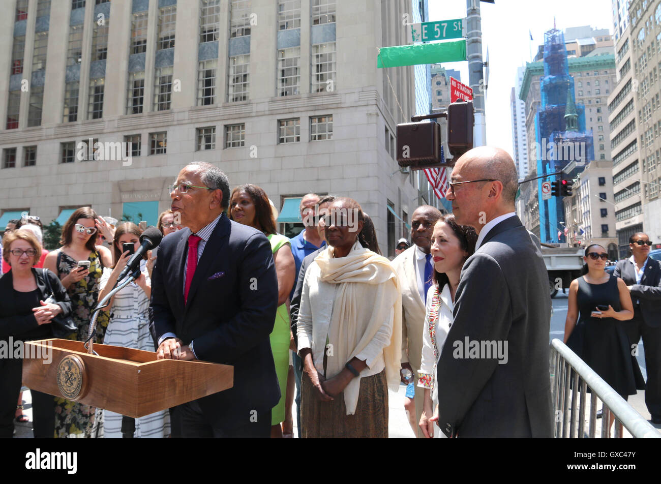 New York City honors photographer Bill Cunningham by naming a street ...