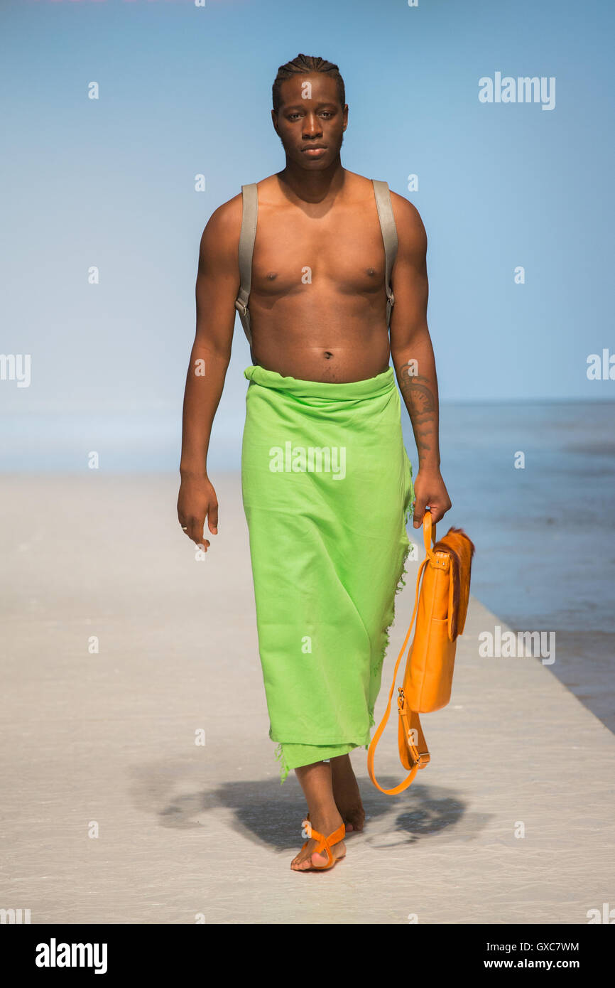 Barefoot fashion hi-res stock photography and images - Alamy