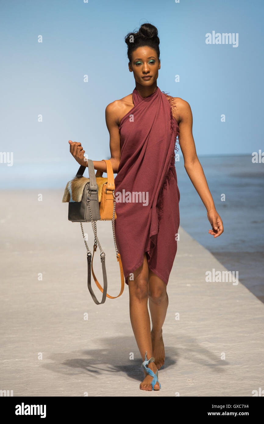 Barefoot fashion hi-res stock photography and images - Alamy