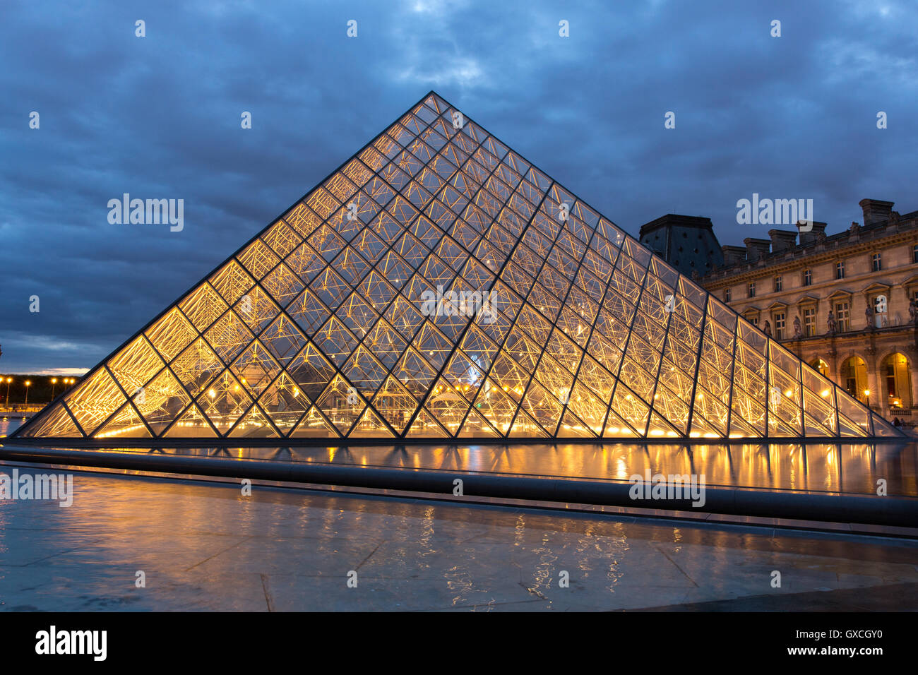 The main (Pyramid) entrance of the Louvre, Paris, France Stock Photo ...