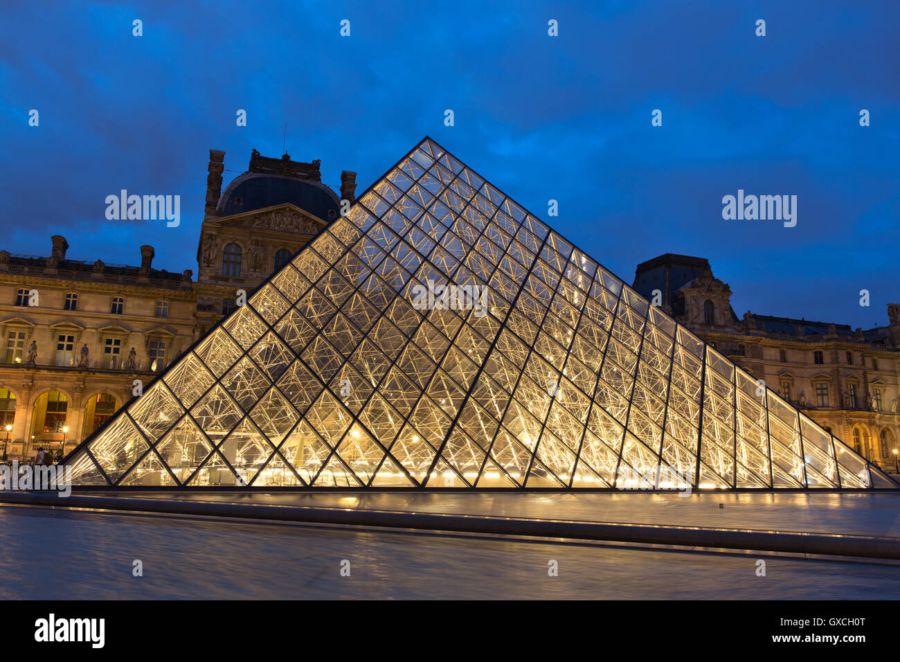 Louvre museum and louvre pyramid hi-res stock photography and images ...