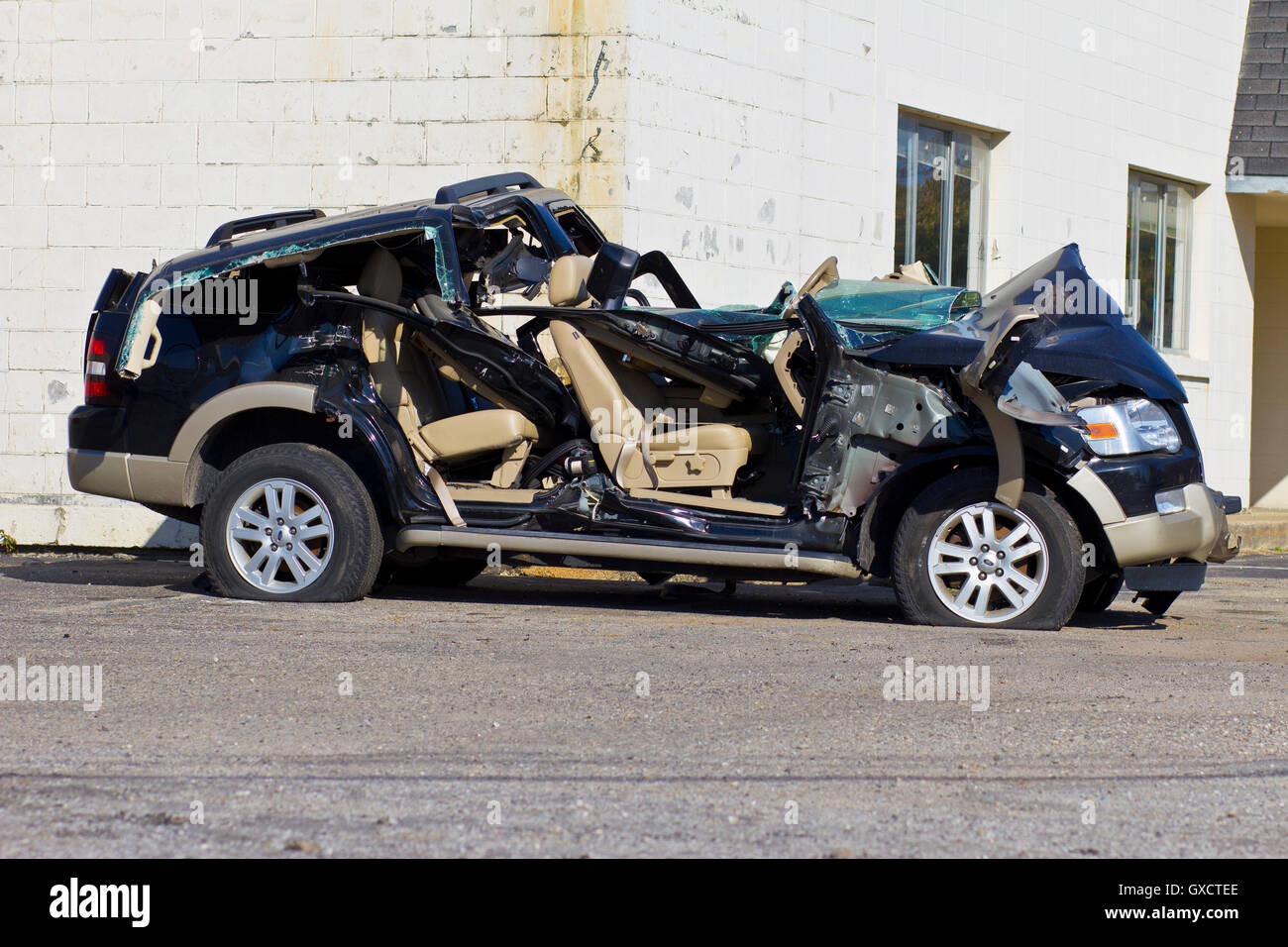 Suv accident hi-res stock photography and images - Alamy