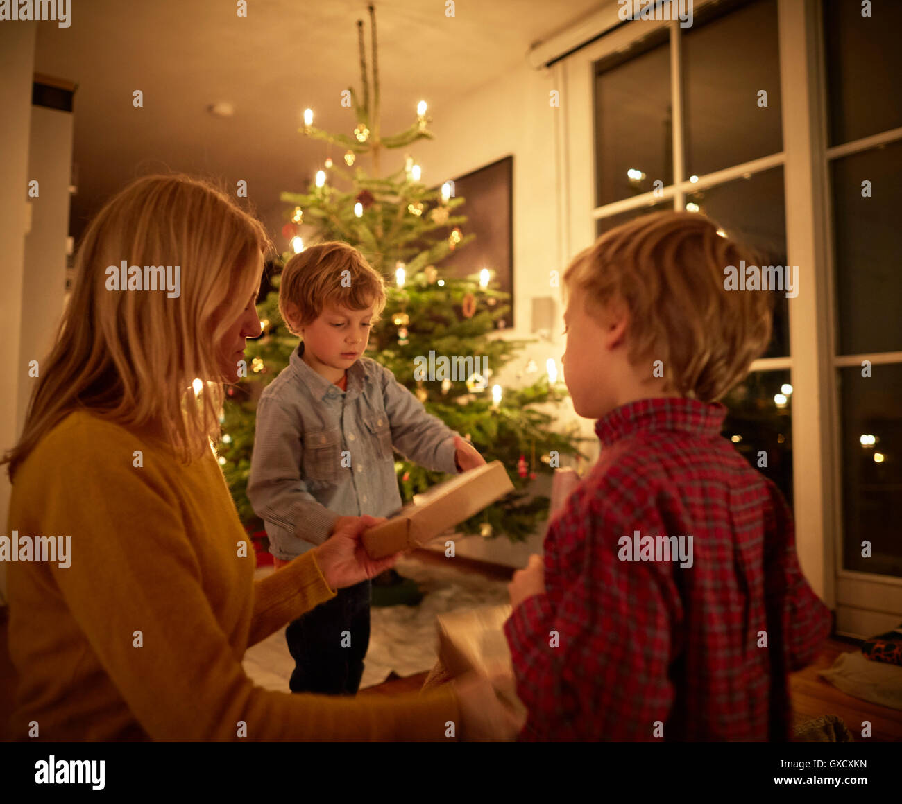 Home christmas scene children hi-res stock photography and images - Alamy