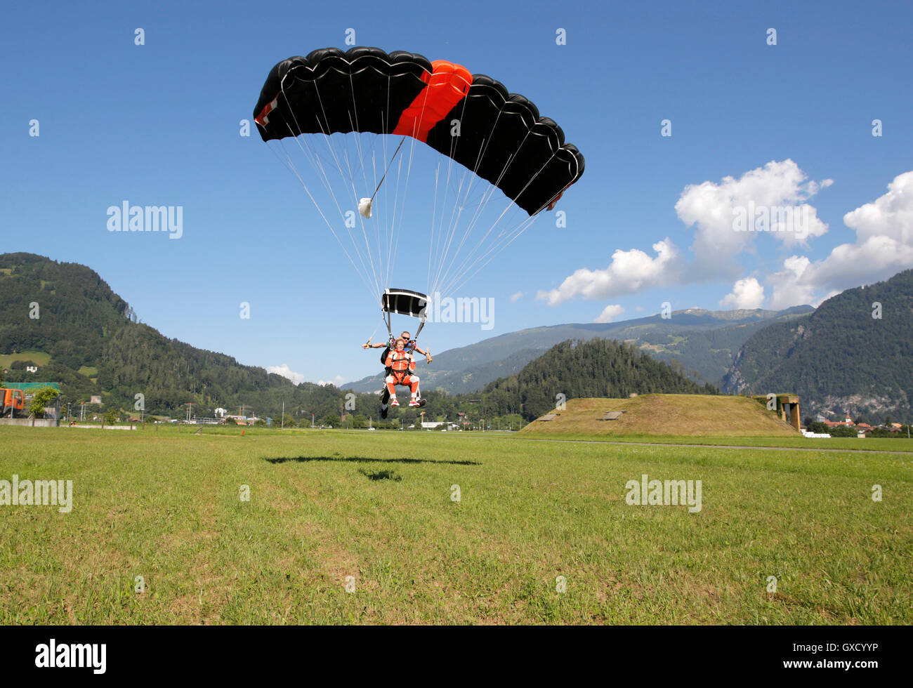 Parachute field hi-res stock photography and images - Alamy
