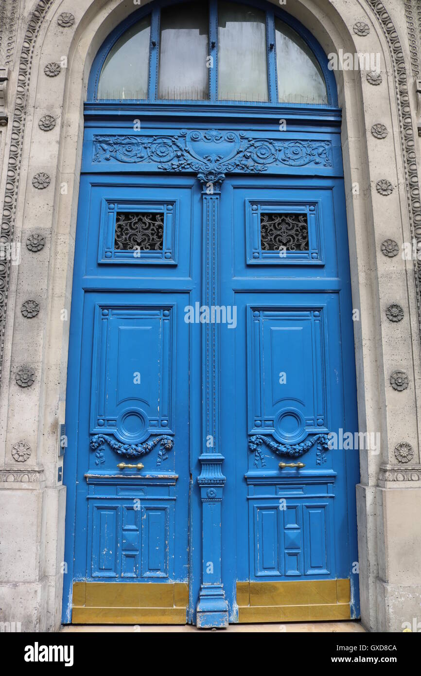 Paris blue door hi-res stock photography and images - Alamy