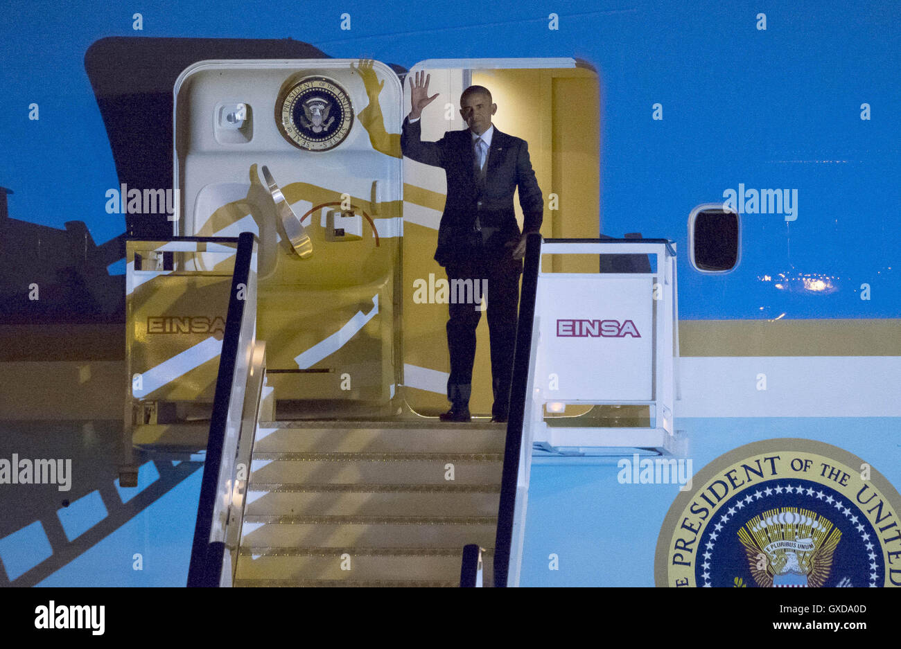 President Barack Obama is welcomed by King Felipe of Spain as he ...