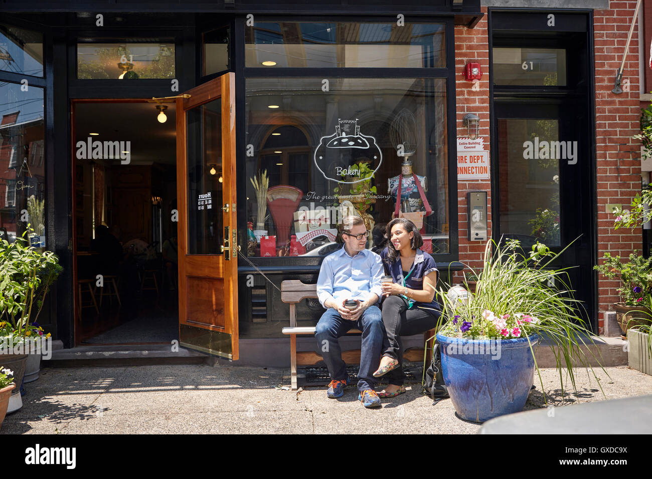 Couple outside coffee shop hi-res stock photography and images - Alamy