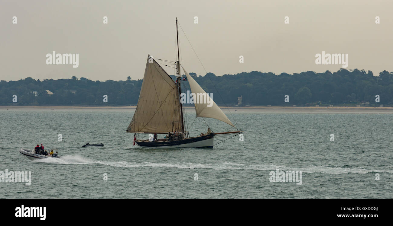 Sailing/Power boats on the water between Dorset and the Isle of Wight ...