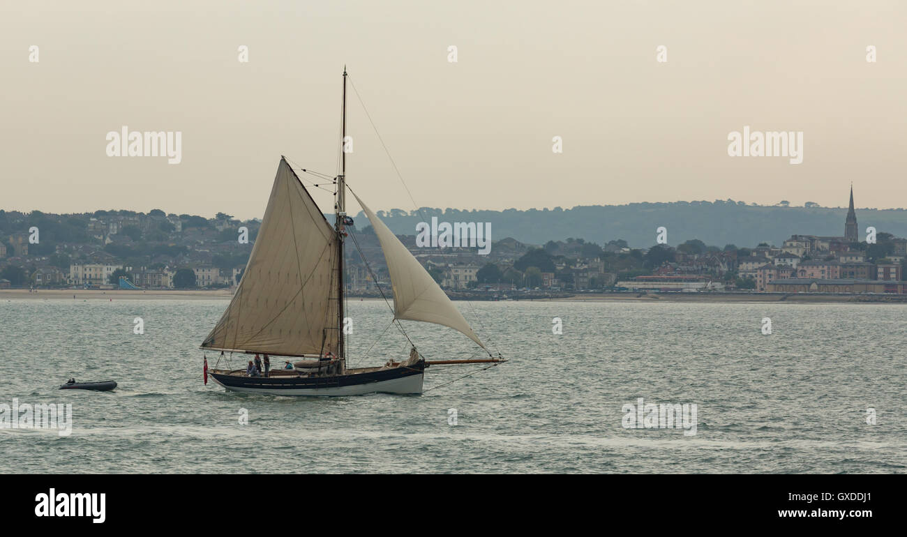 Sailing/Power boats on the water between Dorset and the Isle of Wight ...
