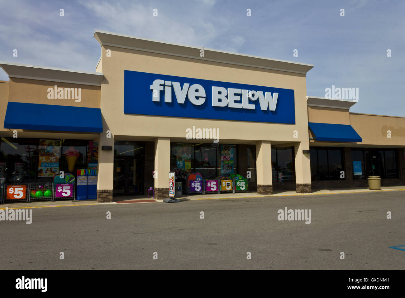 Five below store hi-res stock photography and images - Alamy