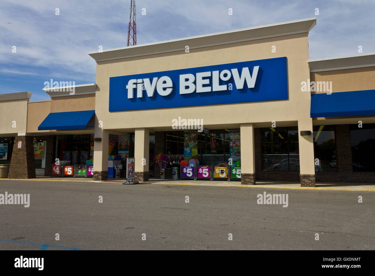 Indianapolis - Circa June 2016: Five Below Retail Store. Five Below is ...