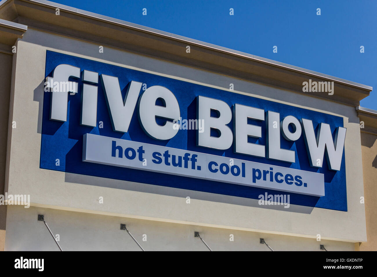 Five below store hi-res stock photography and images - Alamy