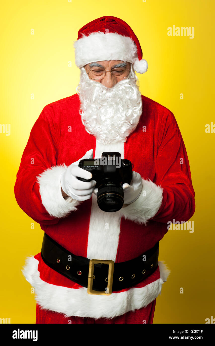 Santa checking pictures on his DSLR camera Stock Photo - Alamy