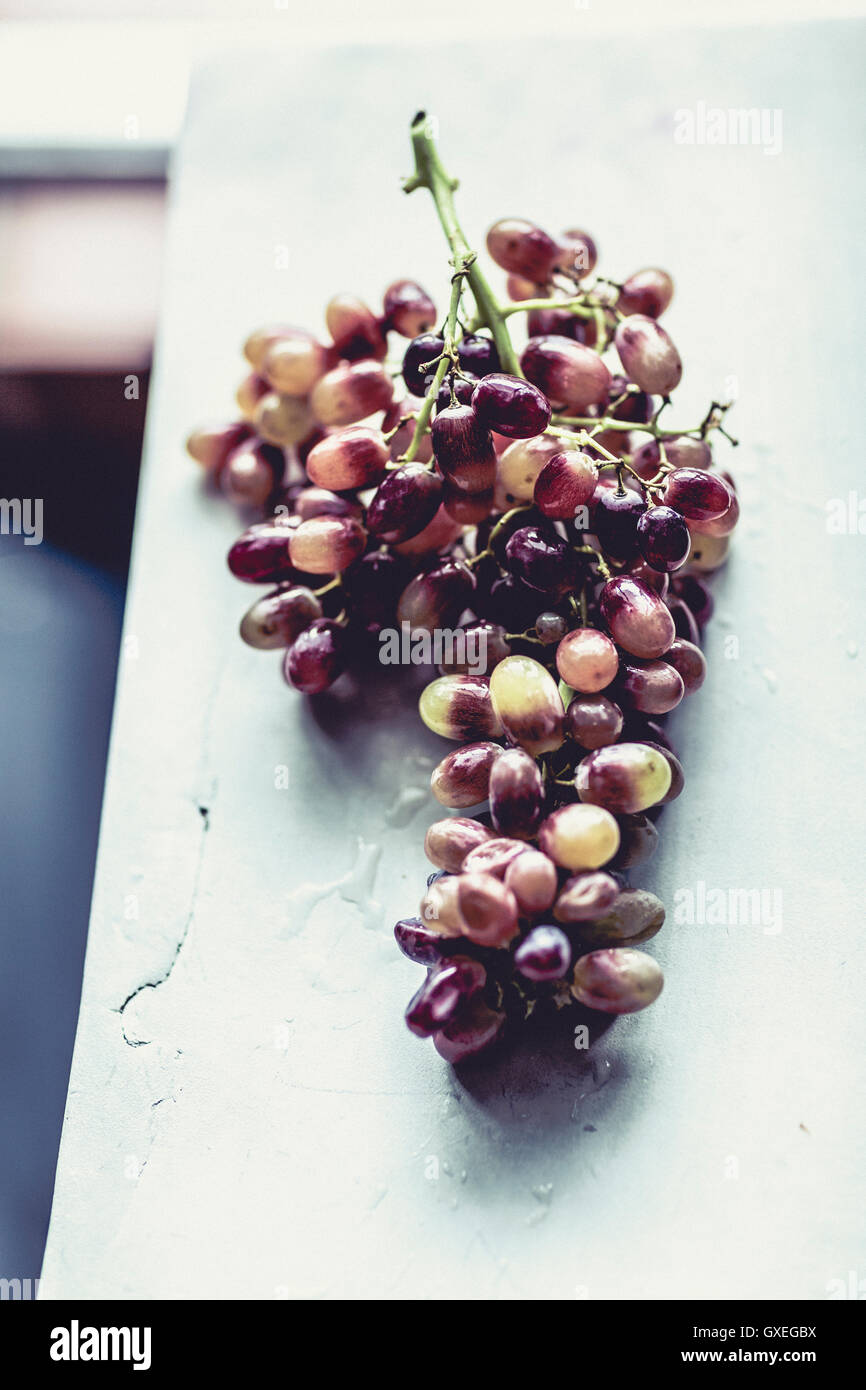 rustic looking bunch of grapes Stock Photo - Alamy