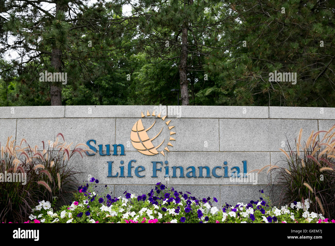 Sun life logo hi-res stock photography and images - Alamy
