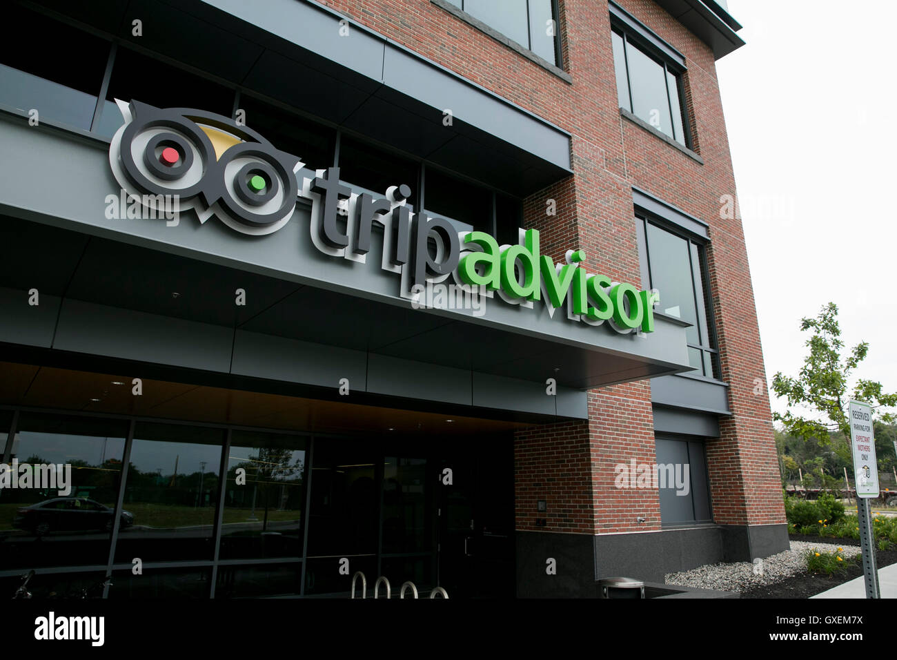 Tripadvisor logo hi-res stock photography and images - Alamy