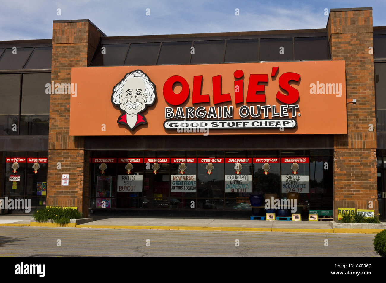 Indianapolis - Circa June 2016: Ollie's Bargain Outlet. Ollie's Carries ...
