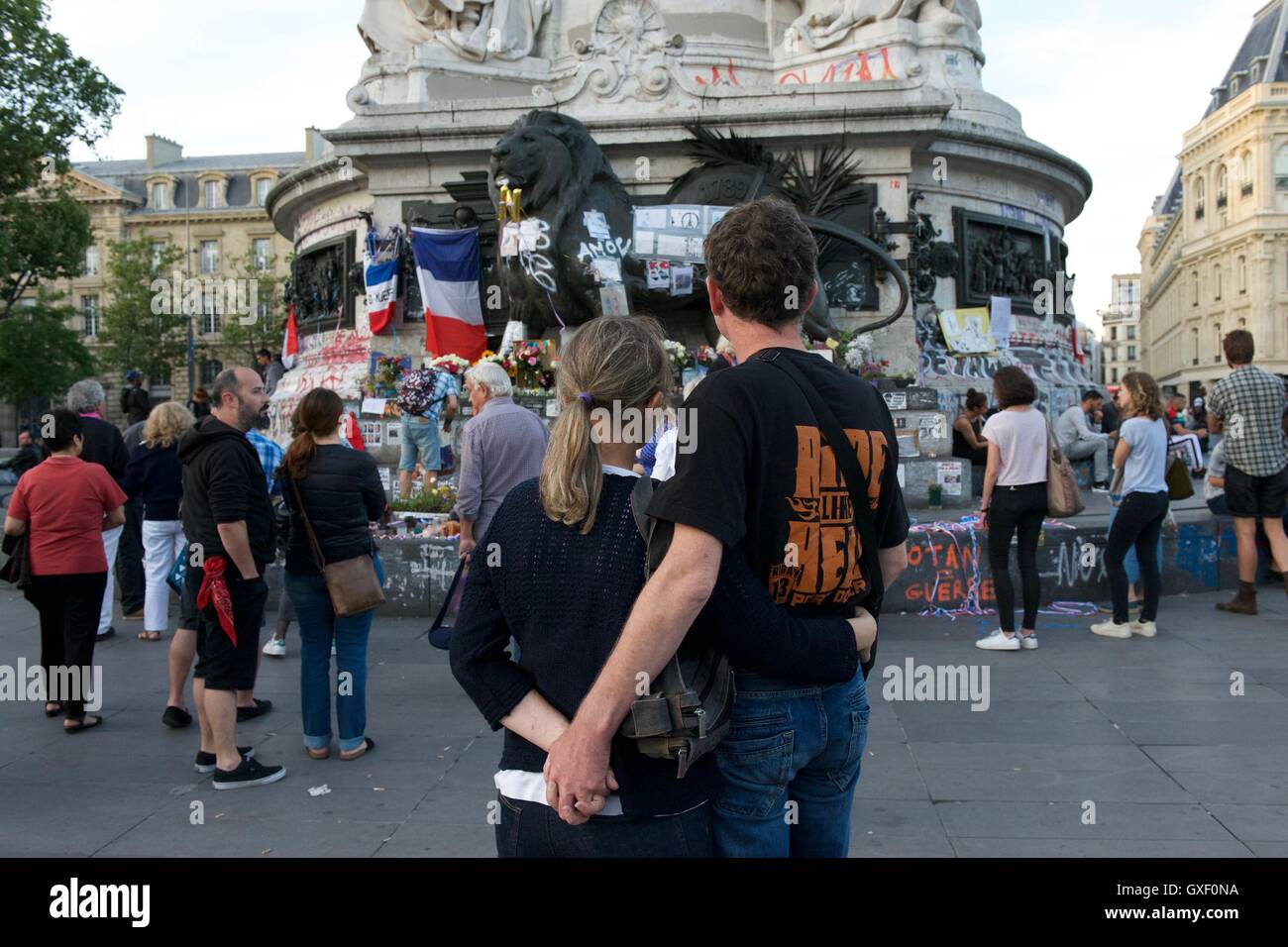 Tributes are laid in Paris in memory of the victims of the Nice terror ...