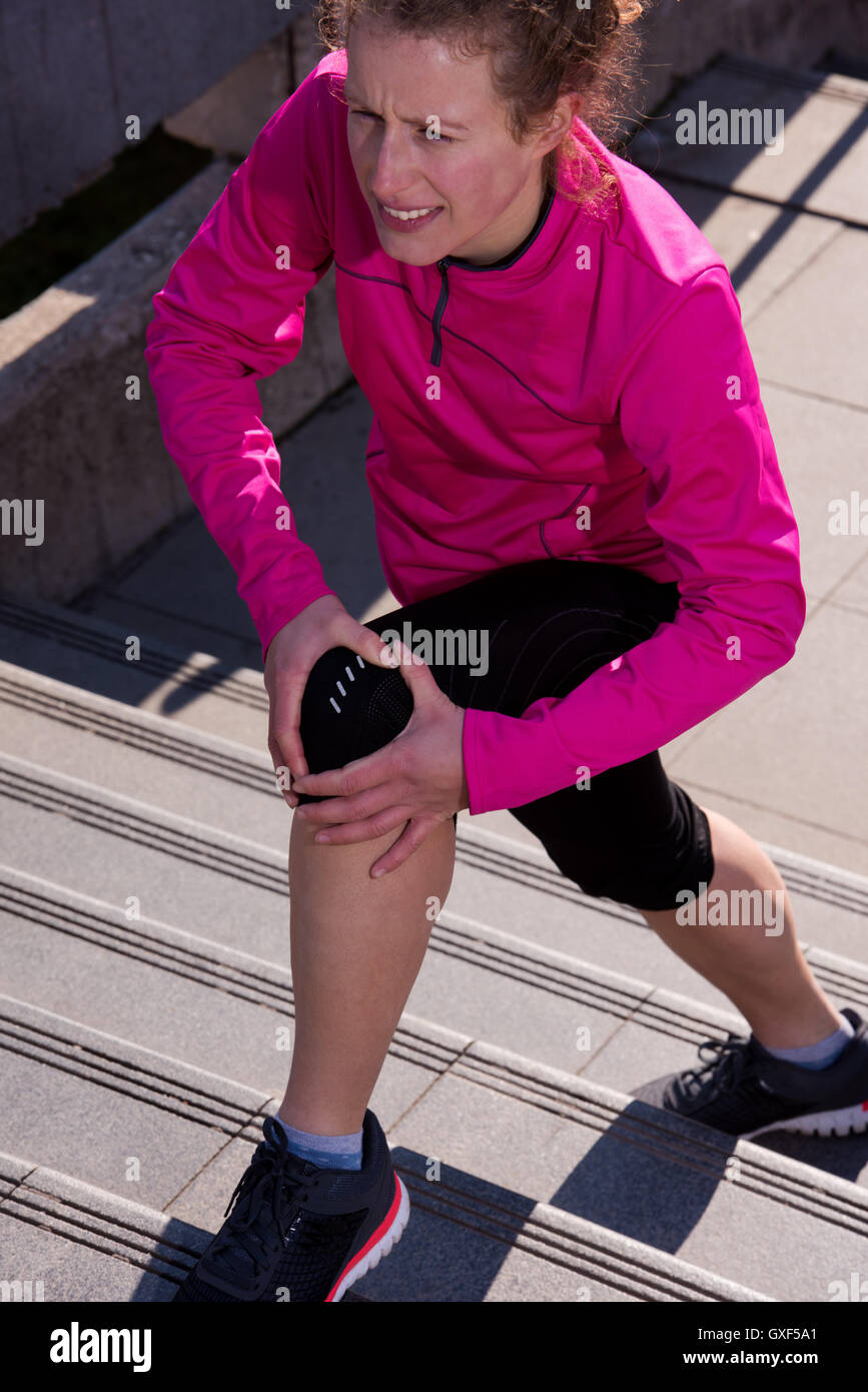 runner knee injury and pain on mornign jogging Stock Photo - Alamy