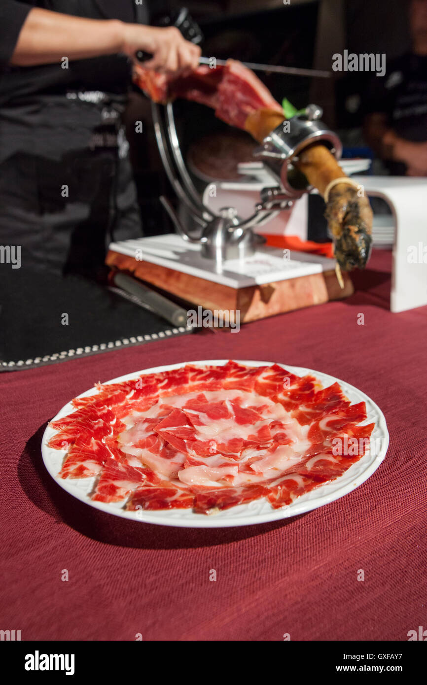 Cutting ham hi-res stock photography and images - Alamy