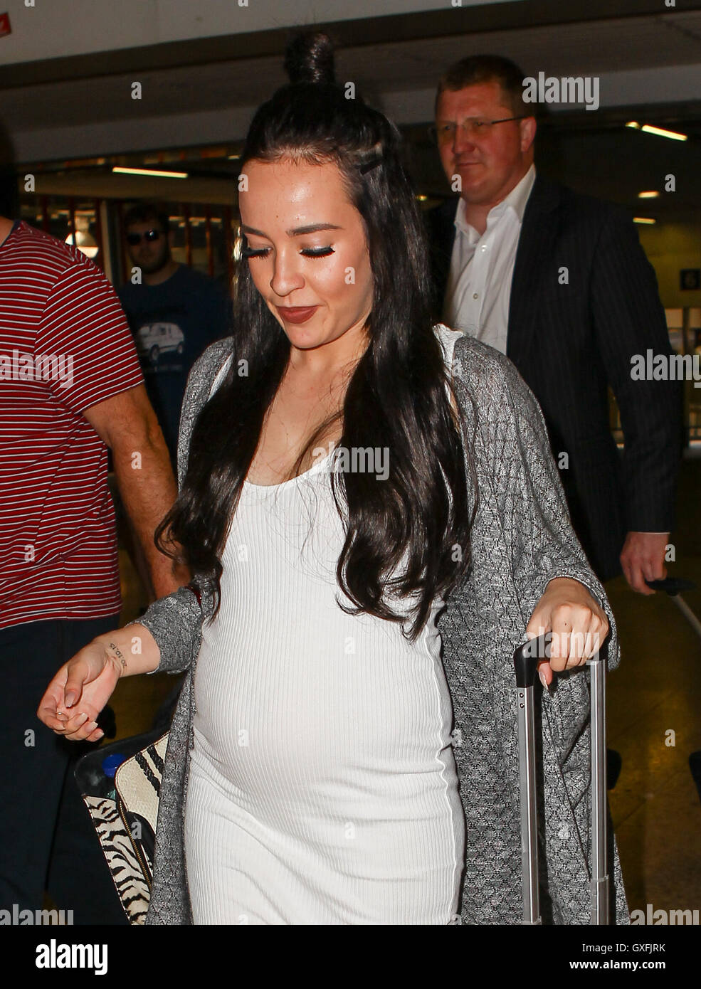 Pregnant Stephanie Davis shows off her baby bump at Euston station ...