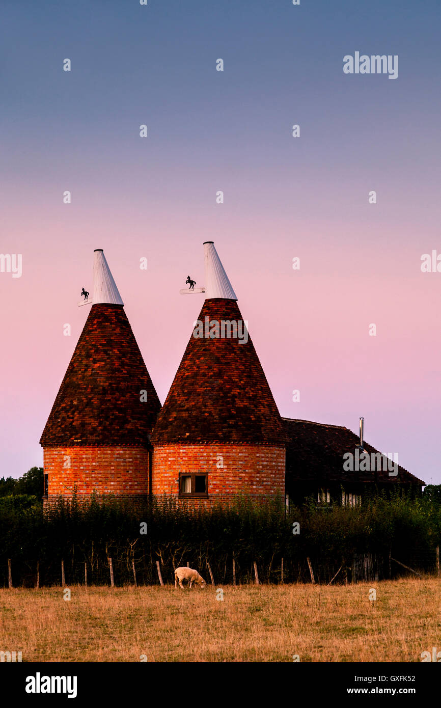 Kent countryside uk oast house hi-res stock photography and images - Alamy