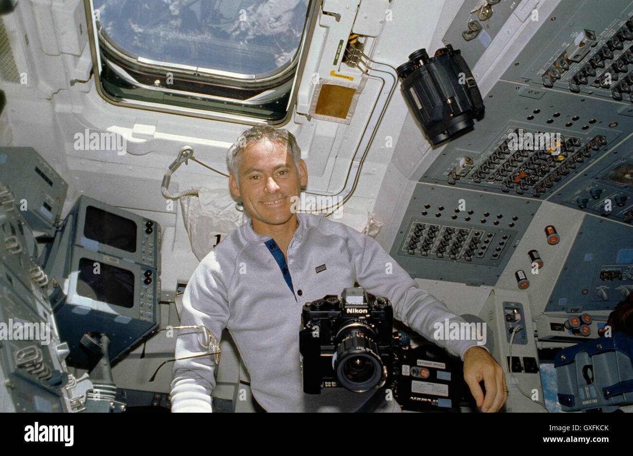1988 space shuttle atlantis hi-res stock photography and images - Alamy