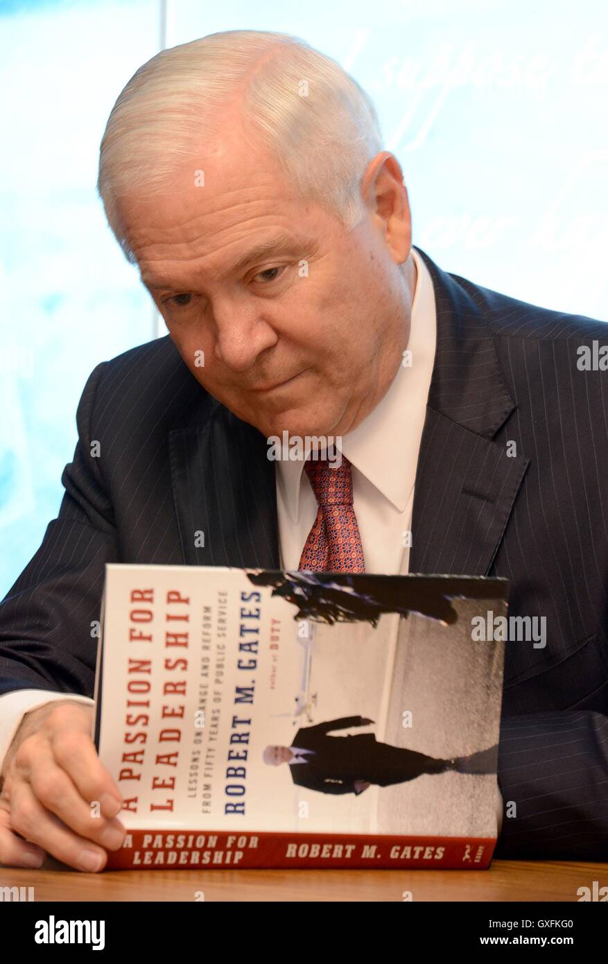 Dr robert gates hi-res stock photography and images - Alamy
