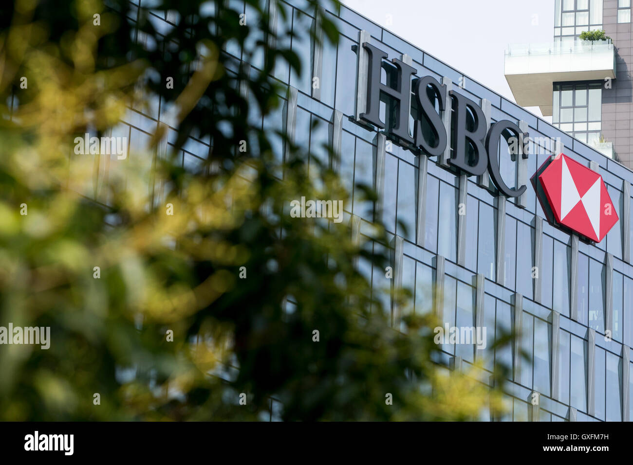 Hsbc bank logo sign hi-res stock photography and images - Alamy